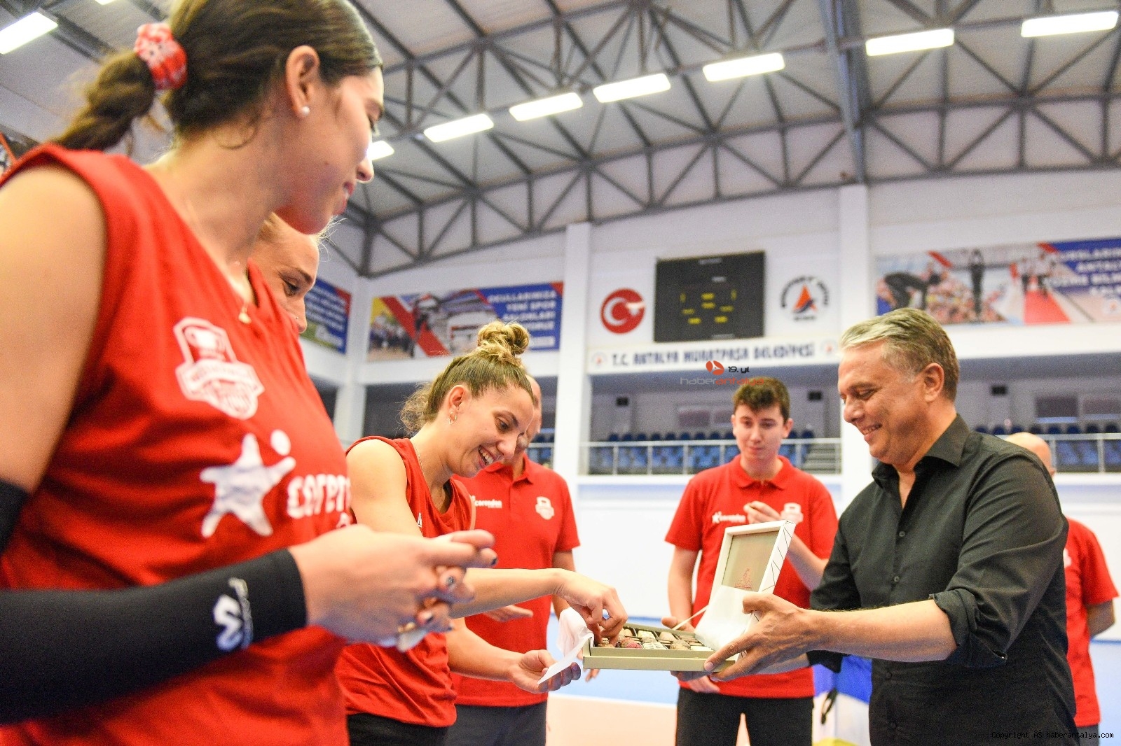 Muratpaşalı kadın voleybolcuların misafiri Başkan Uysal - SPOR ... Muratpaşalı kadın voleybolcuların misafiri Başkan Uysal - SPOR ...
