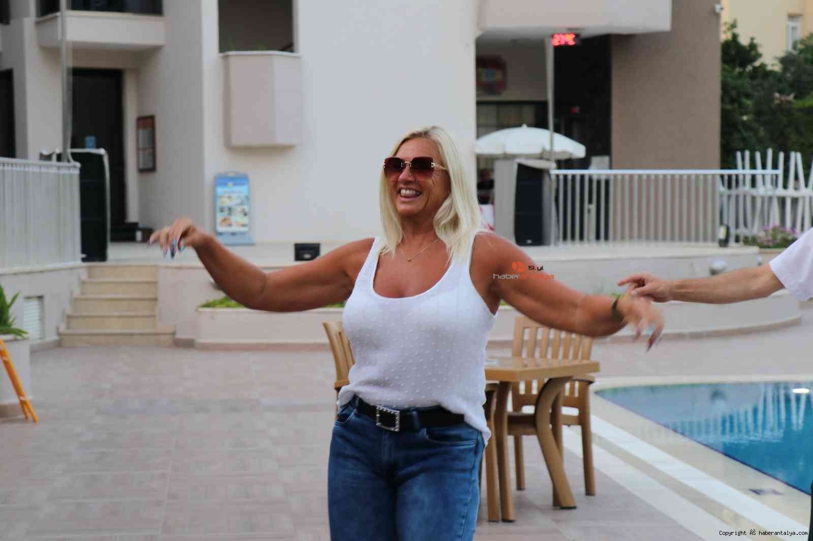 Danimarkalı sosyal medya fenomeni, taksici sayesinde Alanya aşığı oldu ...