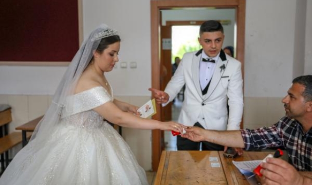 İlk turda erteledikleri nikahı, ikinci turda kıyıp oy kullanmaya ... İlk turda erteledikleri nikahı, ikinci turda kıyıp oy kullanmaya ...